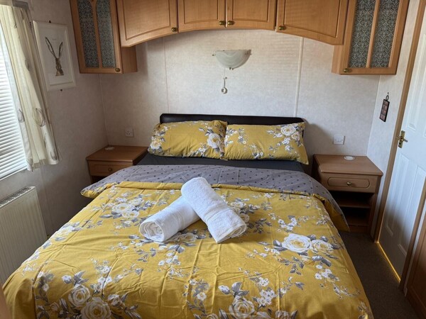 Golden Sunset 2 Bedroom Caravan Pets Stay Free - Hunstanton