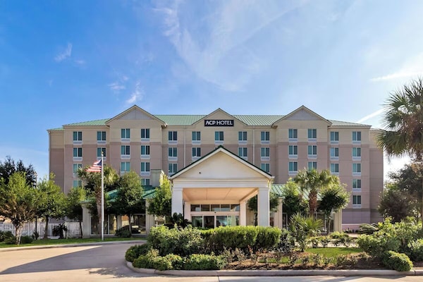 Fun And Relaxation Await In Chic Houston Room With Pool Near Memorial City Mall - Stafford, TX