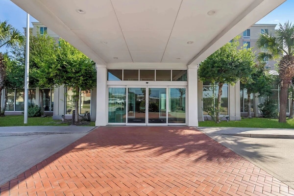 Discover Houston's Beauty From Comfortable Room With Outdoor Swimming Pool - Sugar Land, TX