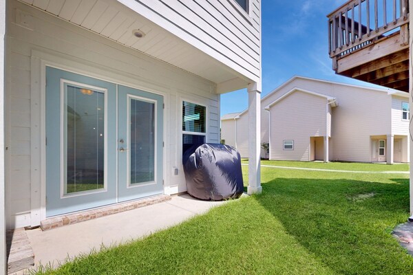 Spacious Townhome, Dog-friendly W Full Kitchen & Shared Pool - Navarre, FL