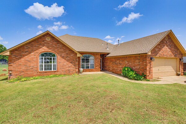 < 1 Mi To Oak Tree National: Cozy Getaway! - Guthrie Lake, OK