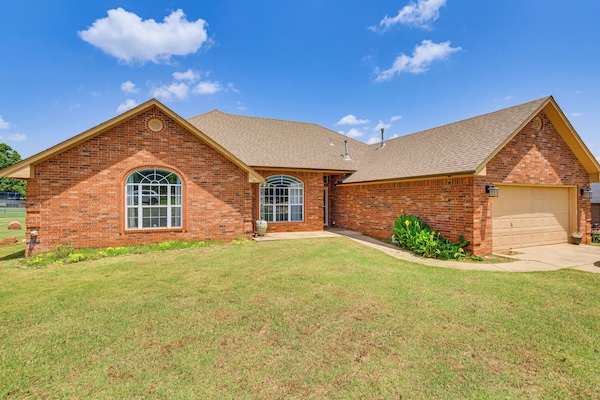 < 1 Mi To Oak Tree National: Cozy Getaway! - Guthrie Lake, OK