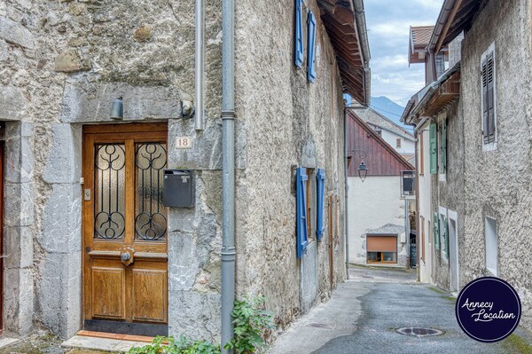 Welcome To Les Volets Azur, A Lovely Fully Renovated Village House, Ideal For A Romantic Getaway In The Heart Of Menthon-saint-bernard. Nestled Between Lake And Mountains, This Cozy Home Offers A Peaceful And Warm Atmosphere. - Menthon-Saint-Bernard