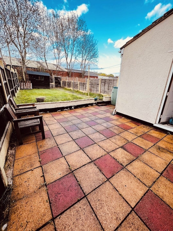 Chic & Spacious 4-bedroom Apartment Berry Mansions - Coventry