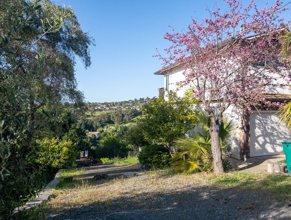 2br, Canyon Views  Wifi  Parking  Near Csu & Hospitals, Bart & Trails. - Hayward, CA