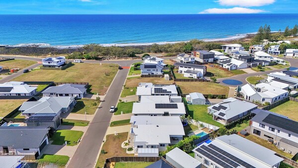 Cinema Pool Pets 4b2b Bargara Headlands - Bundaberg Central