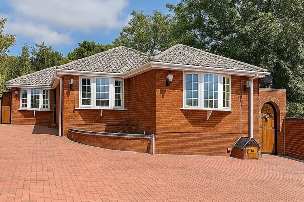 Stylish 5-bedroom Detached Bungalow - Sleeps 10 - Large Garden & Private Parking - Worcestershire