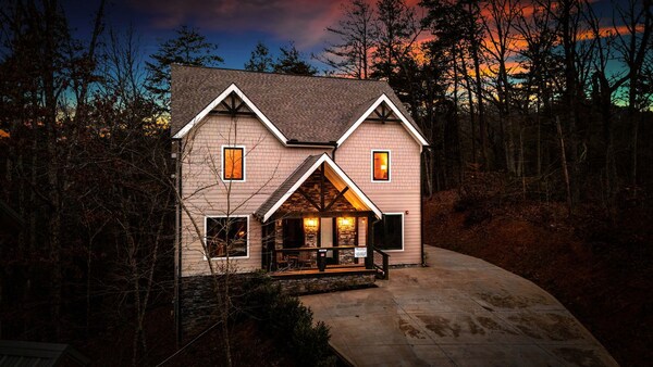 New/sleeps 26! Indoor Pool/hottub/games/5 Min Pkwy - Sevierville