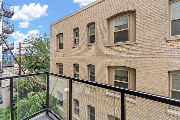 Chic 1bd Condo Dt Minneapolis, With City Views & Prime Downtown Location - Minneapolis, MN