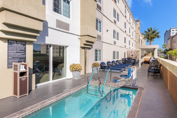 Double Suite Delight: 2 Beds, Bbq Patio, Fitness, & Pool! Pets Welcome! - Placentia