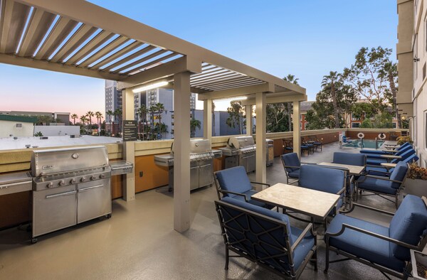 Queen Studio Escape! 2 Unit Pet Friendly Stay W/ Outdoor Pool, Steps To Disney! - Huntington Beach, CA