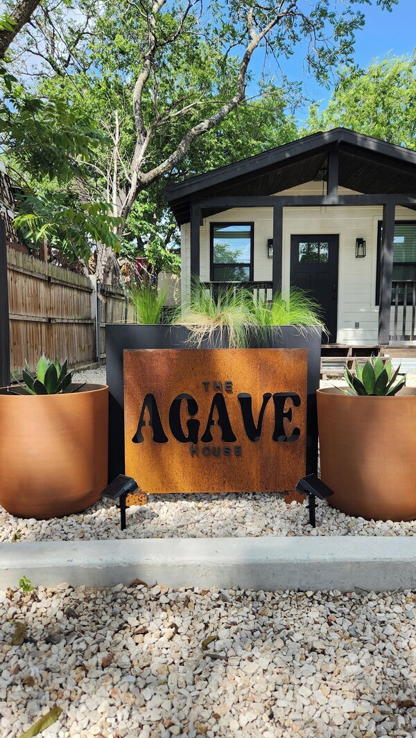 Stay At The Agave - New Braunfels Tiny House - New Braunfels, TX