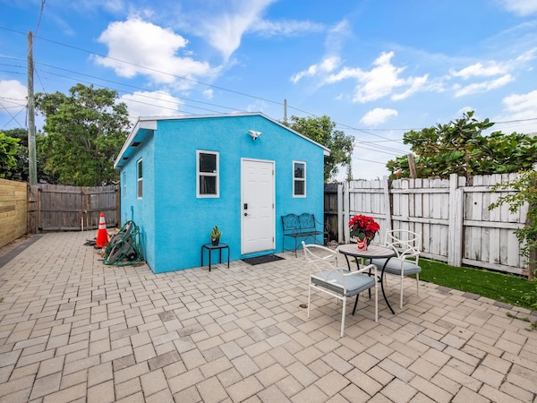 Sunshine Beach House: Perfect Location, Fast Wifi - West Palm Beach, FL