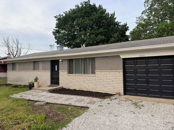 Cozy 3-bedroom Ranch Style House With Huge Backyard & Fire Pit - Avon, IN