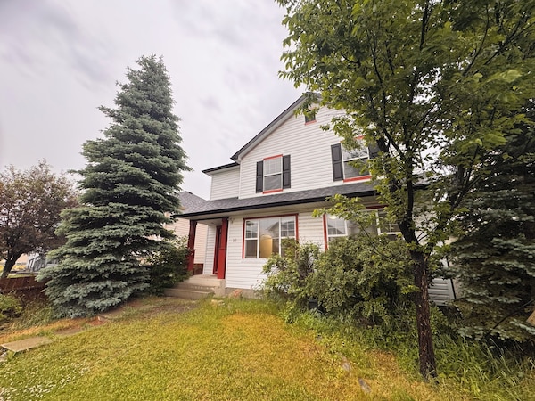 Beautiful 3 Bedroom House Without Basement For A Family - Calgary
