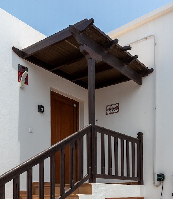 Luxury 5-bedroom Villa, Sleeps 12 With Private Heated Pool & Jacuzzi - Playa Blanca