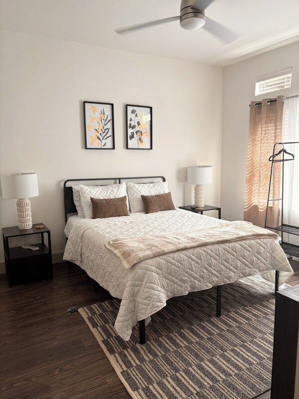 Charming Bed & Breakfast With Canalside View - Dallas, TX