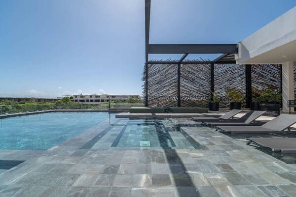 Elegant 2br W/ Rooftop Pool + Close To Beach - Playa Paraíso