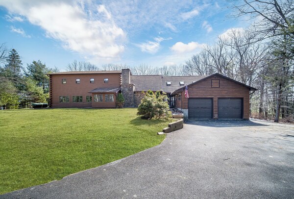 Spacious 8br Catskills Cabin W/ Game Room & Deck - Rock Hill, NY