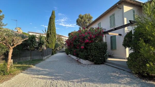 Close To Beaches And Cannes, Garden Level Villa, Large Terrace, Jacuzzi, - Mandelieu-la-Napoule