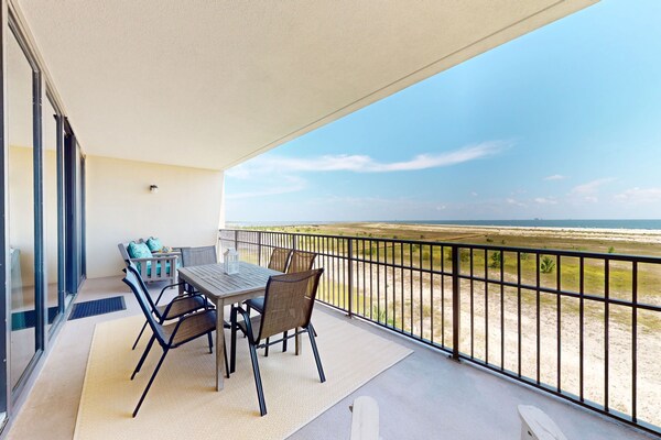 Beachfront Condo With Pool, Private Balcony, And Washer And Dryer - Dauphin Island, AL
