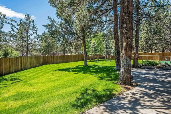 Charming & Family-friendly Retreat With Wood Stove, Washer/dryer & Fenced Yard - Sisters, OR