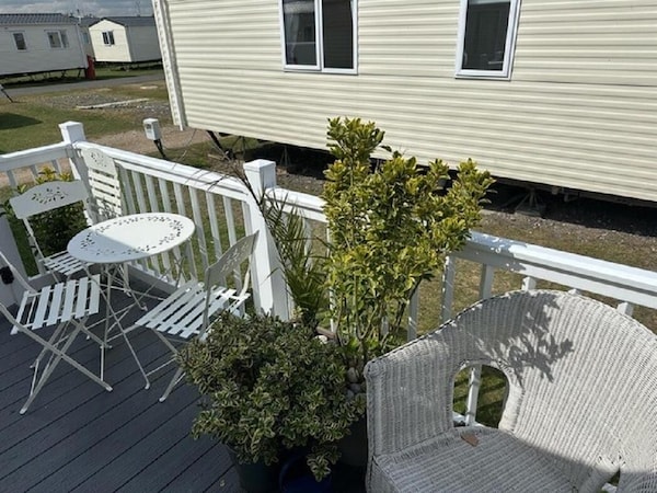 Cosy 6 Berth Caravan With Side Decking At Kessingland Beach, Suffolk Ref 90031sv - Southwold