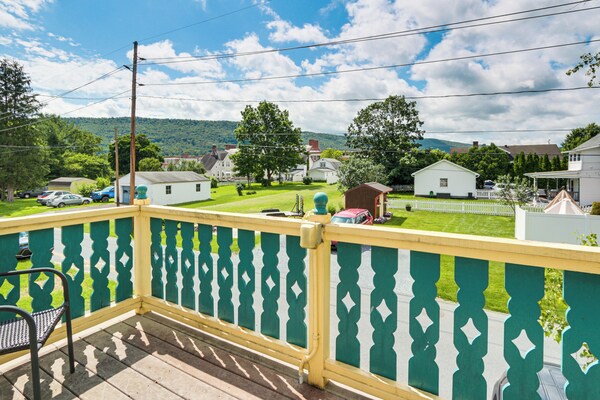 Walk To Town: Charming Unit W/ Balcony In Bedford! - Everett, PA