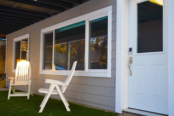 Cozy Suite | 5 Min To Dt | Self Check-in | 75" Tv - Williams Lake