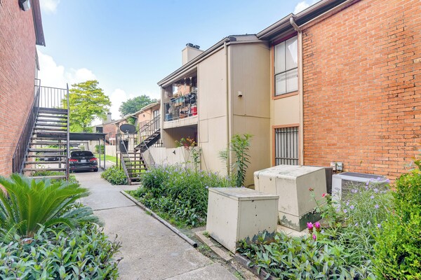 15 Mi To Dtwn Houston: Condo In Gated Community - Sugar Land, TX