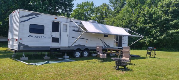 Relax In Our Refurbished 40 Ft. Rv Overlooking Beautiful Vineyards In Ripley, Ny - 노스 이스트