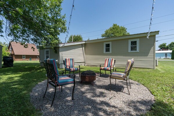 Lakeside Haven- Sackets Harbor, Firepit, Bikes, Updated Cottage - Sackets Harbor, NY