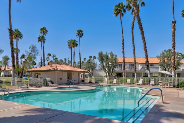 Stylish Desert Gem  Pools, Hot Tubs, Gym, & Golf - Centrally Located - Rancho Mirage, CA