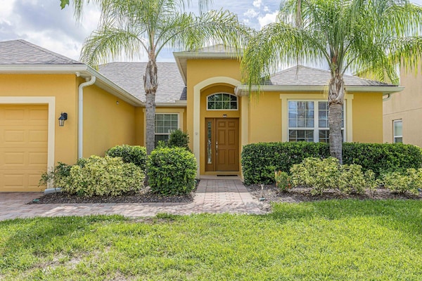 Luxury Resort Pool Home, 2 Master Suites, Great Views & Games Room. Disney 10 Miles - Davenport, FL