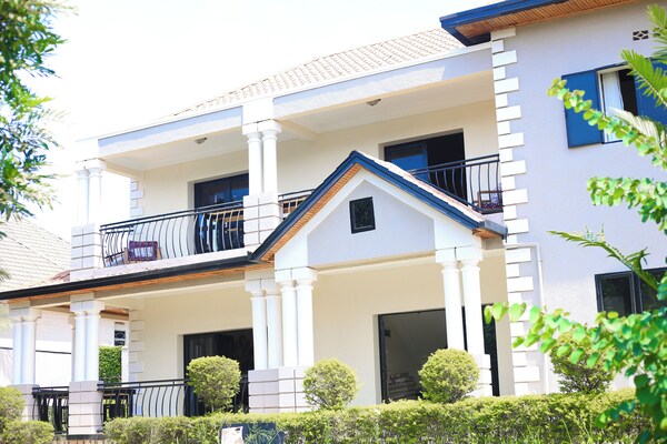 Spacious 4-bedroom Family-friendly House In Welcoming Kigali With Wifi - Kigali