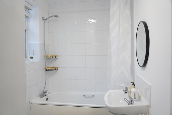 Cosy And Vibrant 2 Bedroom House In The Heart Of Liverpool - Birkenhead