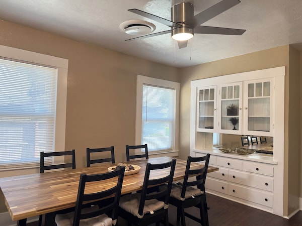 Cozy House With King Bed And Modern Bathrooms - Hanford, CA