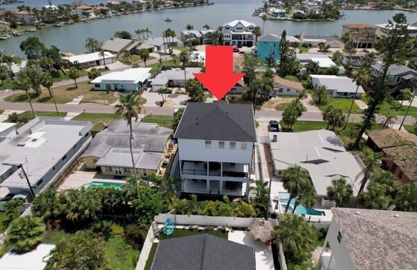 Spacious 4-bedroom House With Wifi, Outdoor Oasis In Beautiful Redington Beach - St. Pete Beach, FL