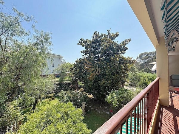 Mimosas Getaway 2-room Apartment + Terrace, Park - Saint-Raphaël