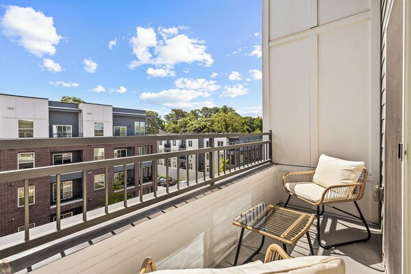 Modern Apt In Grant Park Steps From Beltline With Free Secure Garage Parking - Decatur, GA