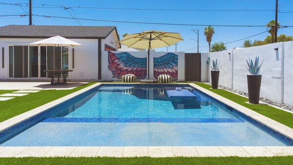 This Charming And Cozy Home Is The Perfect Urban Retreat! 3bd, 3bth, Nice Pool! - Phoenix, AZ