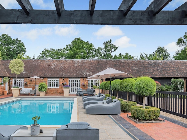 2 Bedroom Accommodation In Woking, Near Guildford - Guildford, UK