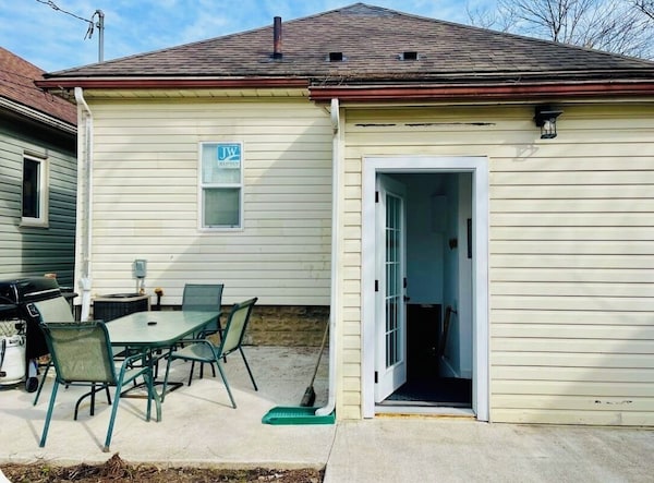 2bd Room; Private; In-unit Laundry; Free Street Parking; Walkerville Lower Appt - Windsor, ON, Canada