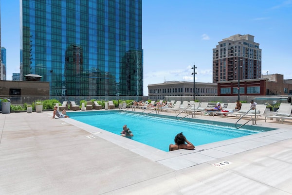 Top-tier Stay: 49th Fl, Lakefront & City Views - Wrigleyville - Chicago