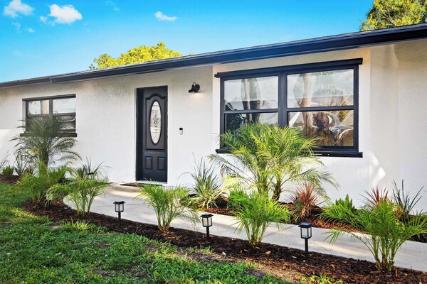Venice Oasis | Pool, 3 King Beds, 2.5 Miles >Beach - Venice Beach, FL