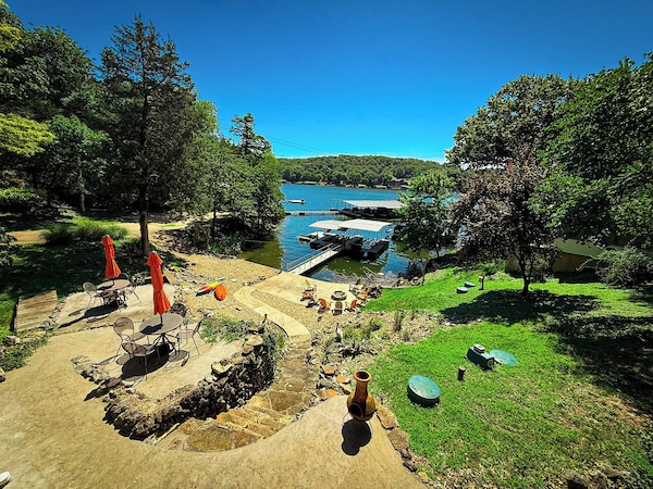 Historic Lakefront Log Cabin/4bd/3ba/dock/firepit/kayaks/decks-sleeps 12 Pp - Camdenton, MO