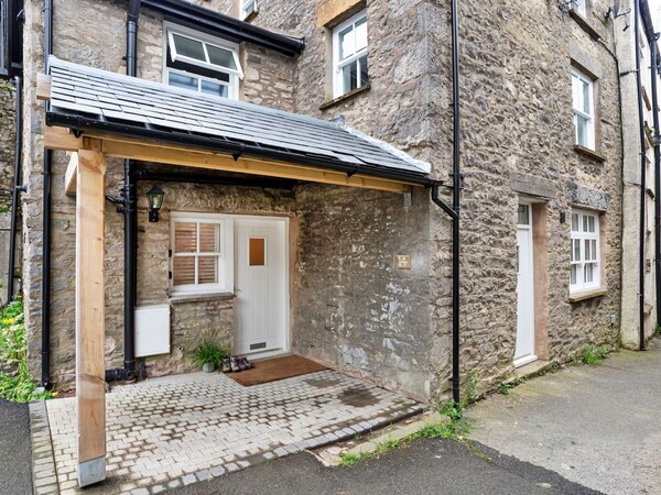 Beautiful  Villa For 4 People With Wifi, Pets Allowed And Parking - Kendal