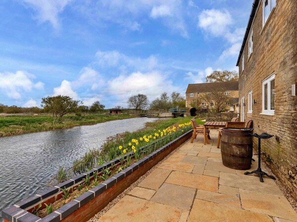 Beautiful  Villa For 6 People With Wifi, Pets Allowed And Parking - Bourne