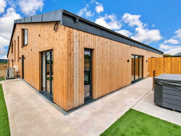 Beautiful  Villa For 6 Guests With Wifi, Hot Tub, Pets Allowed And Parking - Bourton-on-the-Water