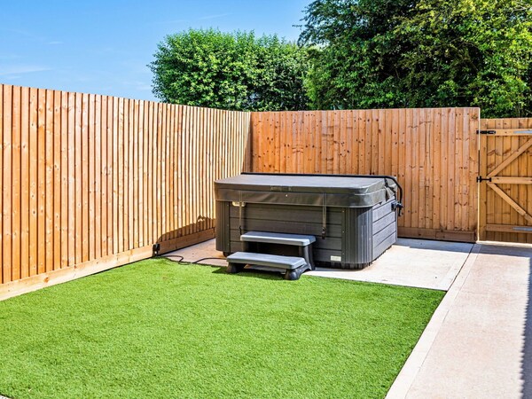 Stunning  Villa For 6 People With Hot Tub, Wifi, Pets Allowed And Parking - バートン＝オン＝ザ＝ウォーター